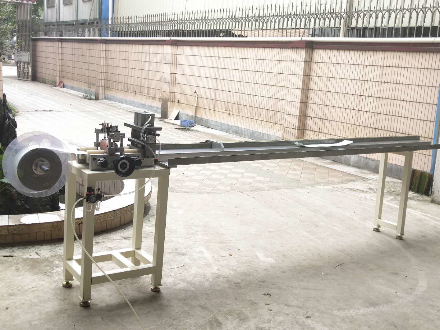 Manual punching and cutting machine for vertical blinds slats